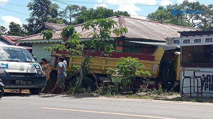 Sopir Truk Tak Bisa Kendali Setir hingga Tabrak Teras Rumah Warga di Sambas - Tribunpontianak.co.id