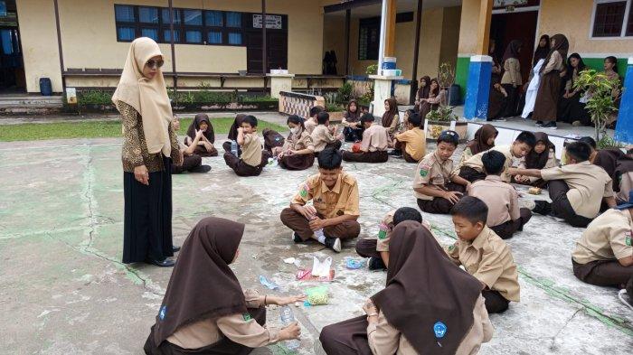 Keren! SMP Negeri 1 Teluk Keramat Sulap Sampah Jadi Pupuk Ecoenzym ... Keren! SMP Negeri 1 Teluk Keramat Sulap Sampah Jadi Pupuk Ecoenzym ...