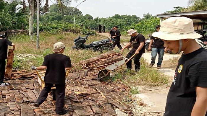 Sambut Festival Sagu, Mahasiswa IAIS Sambas Baksos di Surau Raden ...