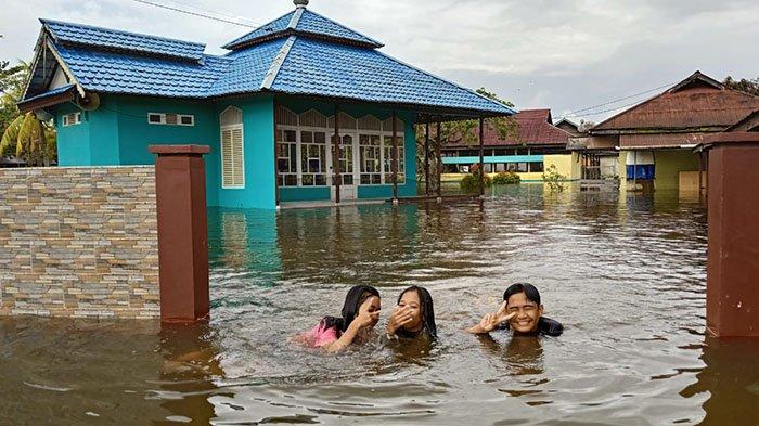 Guru SMPN 3 Teluk Keramat Harap Banjir Surut dan Belajar Kembali Normal - Tribunpontianak.co.id
