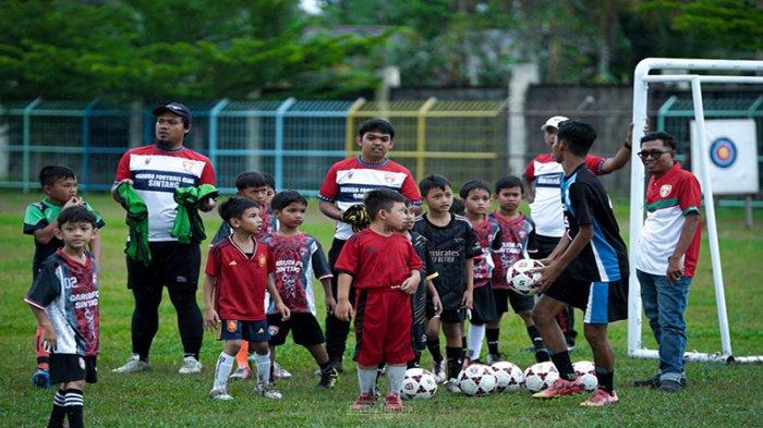 Antusias Tinggi, Risca Januarita Buat Sekolah Sepak Bola Garuda FC ...