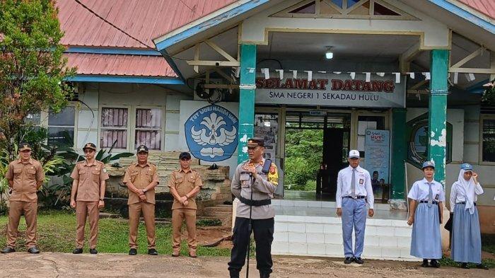 Kapolsek Sekadau Hulu Ajak Pelajar SMAN 1 Berprestasi dan Jauhi Kenakalan Remaja ...