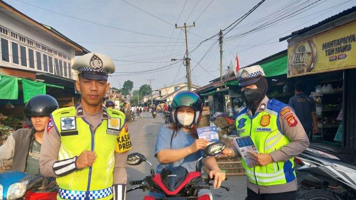 Operasi Zebra Kapuas, Satgas Preemtif Bagikan Brosur di Pasar Flamboyan Sekadau ...