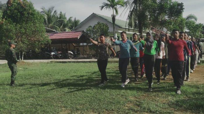 Babinsa Selakau Latih 33 Siswa Calon Paskibra Jelang HUT RI ke-78 ...