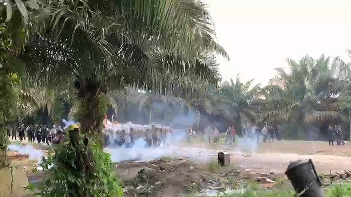 Karyawan PT Wirata Daya Bangun Persada Bentrok Dengan Aparat Kepolisian ... Karyawan PT Wirata Daya Bangun Persada Bentrok Dengan Aparat Kepolisian ...