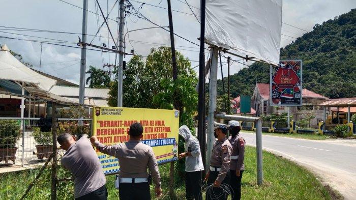 Polantas Polres Singkawang Pasang Spanduk Imbauan Beberapa Lokasi Titik Rawan Laka di Singkawang ...