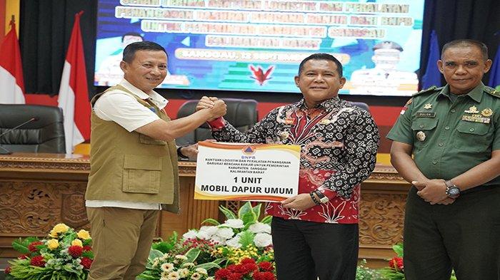 BNPB Serahkan Bantuan Untuk Penanganan Banjir dan Tanah Longsor di Kabupaten Sanggau ...