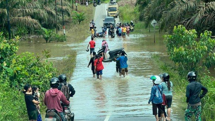 Banjir di Ruas Jalan Raya Subah Sambas, Kapolsek Maryono Sebut sudah ...