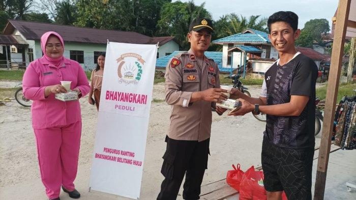 Polsek Belitang Hulu dan Bhayangkari Bagikan Takjil kepada Masyarakat di Bulan Ramadhan ...