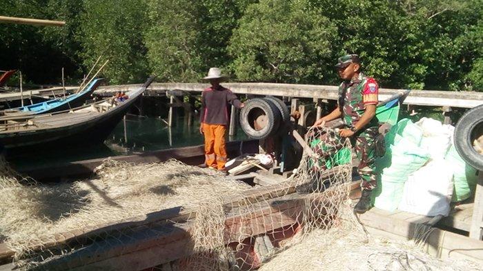 Babinsa Bantu Nelayan Temajuk Bersihkan Pukat, Imbau Waspada Cuaca Ekstrem - Tribunpontianak.co.id