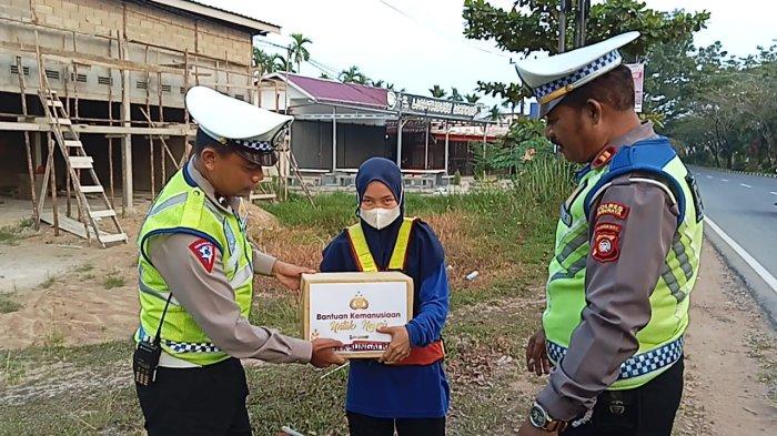 Polsek Sungai Raya Salurkan Bantuan Ramadhan untuk Petugas Kebersihan ...