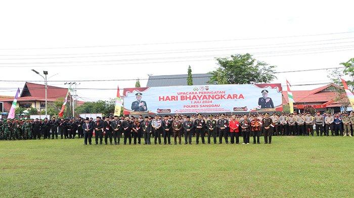 Polres Sanggau Gelar Upacara Peringatan Hari Bhayangkara ke-78, Tampilkan Tarian Kolosal ...