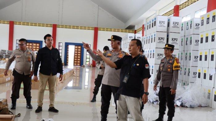 Kapolres Melawi Bersama Personel Mengecek Gudang Logistik Pemilu dan Kantor KPU Kabupaten Melawi ...
