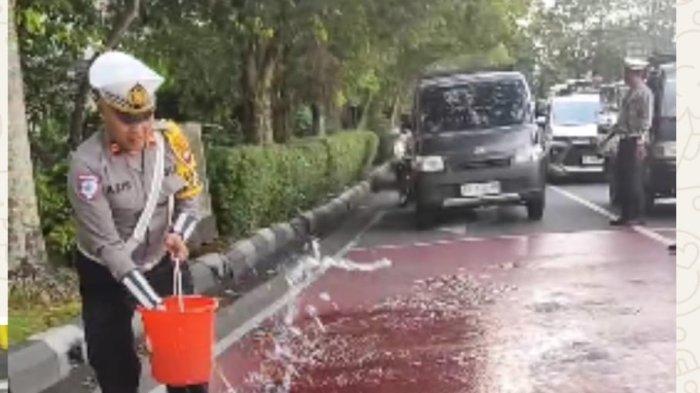 Kanit Turjawali Sat Lantas Polresta Pontianak Bersihkan Tumpahan Oli di Jalan Gusti Sulung ...