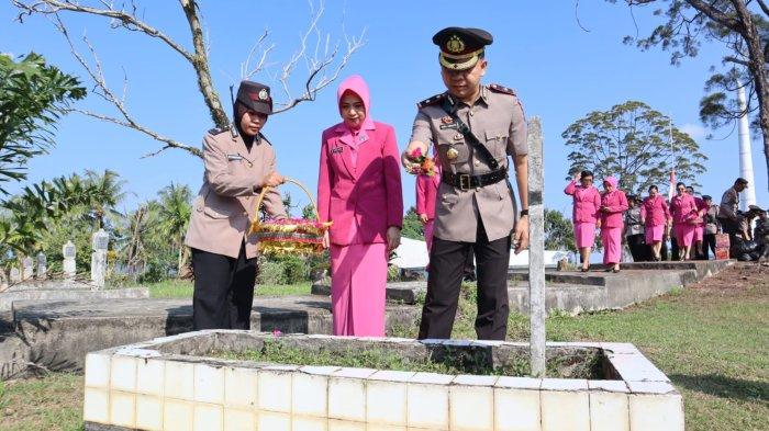 Peringati Hari Bhayangkara ke-77, Polres Singkawang Gelar Upacara Ziarah diTMP Bambu Runcing ...
