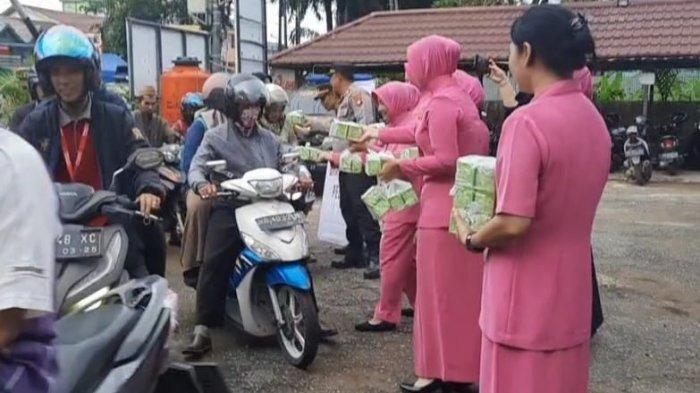 Rangkul dan Pupuk Kedekatan dengan Masyarakat, Polisi dan Bhayangkari Bagikan Takjil Ramadhan ...