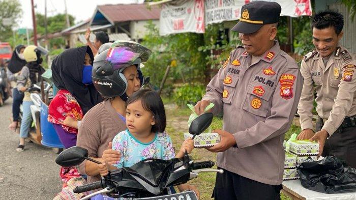 Kapolsek Sukadana dan Bhayangkari bersama Personel Polres Kayong Utara Bagikan Takjil ...