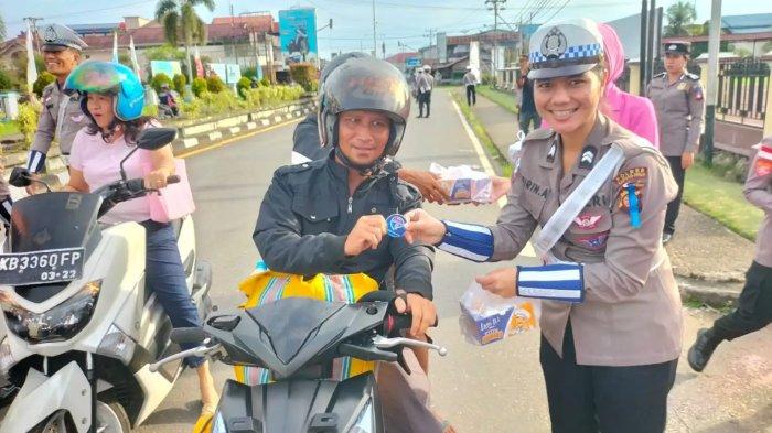 Ops Keselamatan Kapuas 2024, Polres Kapuas Hulu Bagikan Takjil Gratis kepada Warga ...