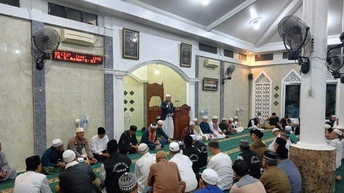 Kapolsek Sambas dan Perkumpulan Sajadah Fajar Tatap Muka dengan Jamaah ...