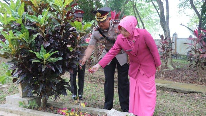 Polres Sambas Gelar Ziarah Rombongan dalam Rangka Peringati Hari Bhayangkara ke-77 Tahun 2023 ...