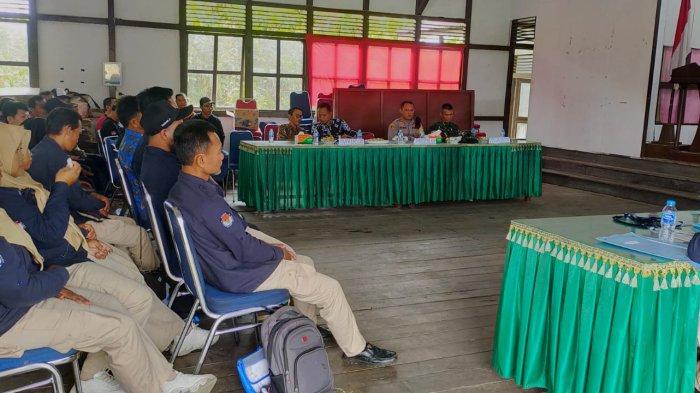 Polisi dan TNI Lakukan Pengamanan Rapat Pleno Rekapitulasi Pemilu 2024 di PPK Sungai Tebelian ...