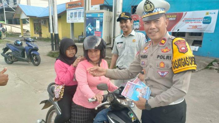 Satlantas Polres Melawi Bagi-bagi Coklat Dalam Operasi Zebra Kapuas 2023 - Tribunpontianak.co.id