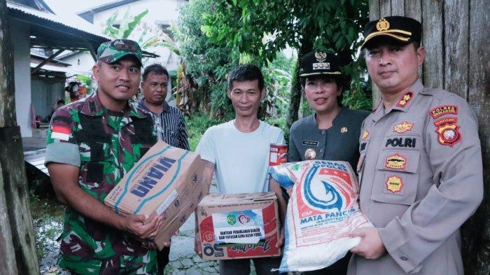 Walikota Bersama Kapolres Singkawang dan Dandim 1202 Singkawang Salurkan Bansos untuk Korban ...