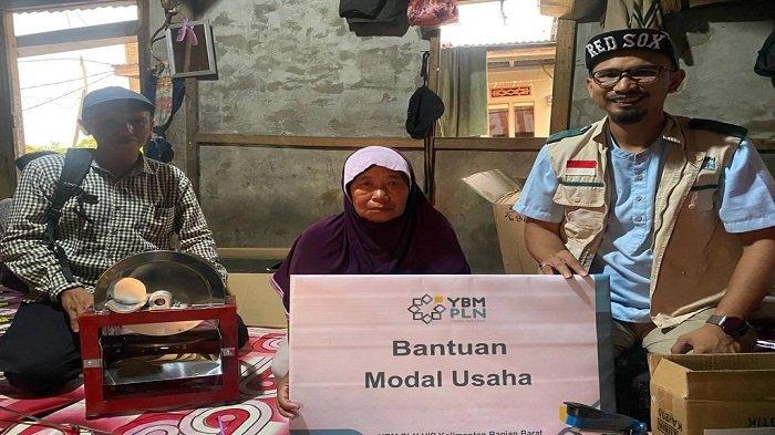 YBM PLN Bantu Modal Usaha Untuk Penjual Keripik Ubi di Pontianak - Tribunpontianak.co.id