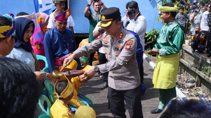 Lestarikan Kearifan Budaya, Kapolres Ketapang Hadiri Tradisi Robo Robo di Benua Kayong ...