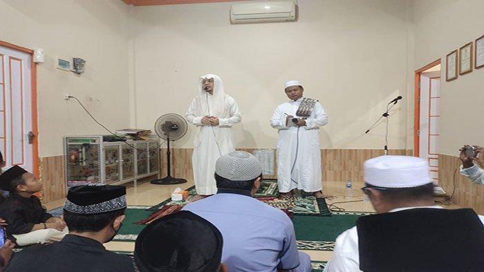 Ulama Asal Madinah Pimpin Salat Tarawih Sekaligus Isi Tausiyah di Mempawah - Tribunpontianak.co.id