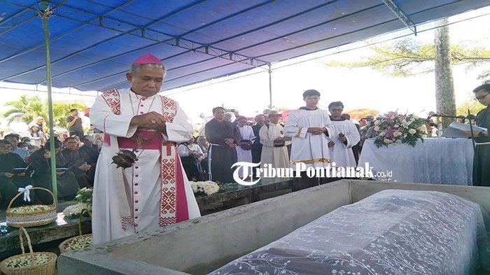 Uskup Agustinus Agus Sampaikan Ucapan Selamat Jalan Kepada Uskup Bumbun ...
