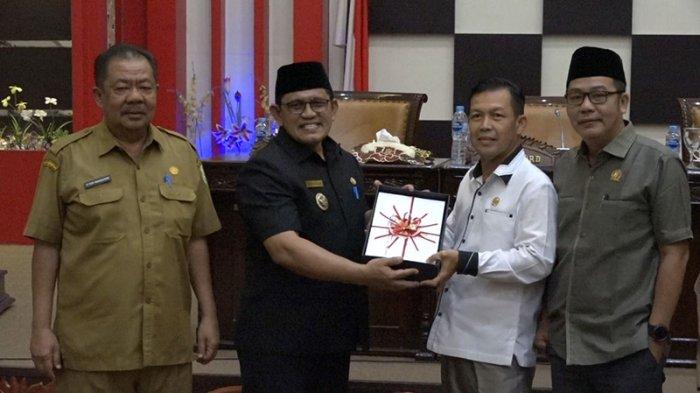 Wakil Bupati Sambas Heroaldi Beri Penjelasan 3 Raperda ...