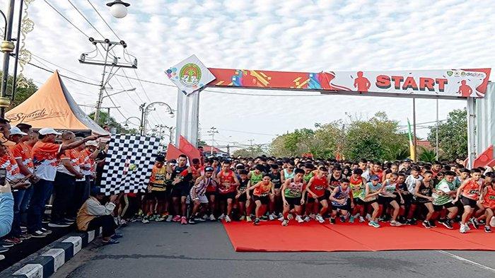 Lepas Ribuan Peserta Ketapang Fun Run, Wabup Farhan Pesan Agar Diikuti ...