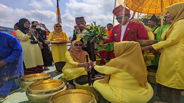 Wabup Ontot Hadiri Festival Budaya Keraton Paku Negara Tayan dan Ritual ...