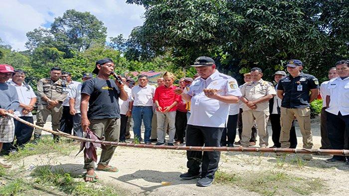 Pemkab Sintang Anggarkan Rp 3 Miliar, Warga Sepakat Buka Portal Ruas Jalan Poros Kenukut-Dedai ...