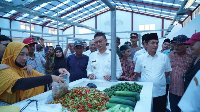 Resmikan Pasar Rakyat Parwasal Pontianak Utara, Edi-Bahasan Borong Sayur Pedagang ...