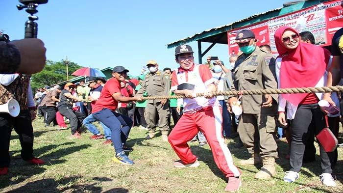 Wali Kota Singkawang Tjhai Chui Mie Antusias Ikut Lomba Tarik Tambang dan Balap Karung ...