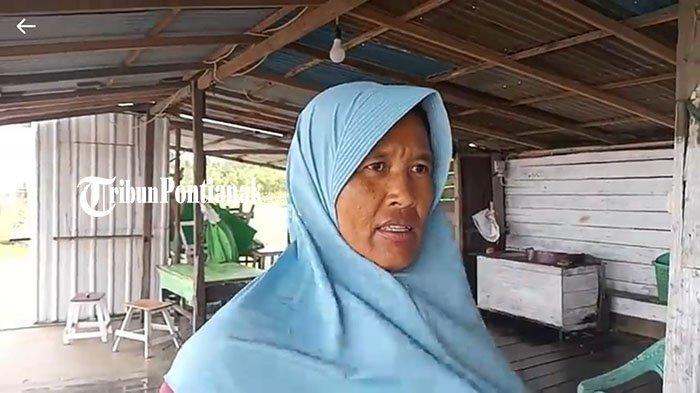 Pemilik Warung di Pesisir Matang Danau Bersihkan Puing Bekas Banjir Rob - Tribunpontianak.co.id