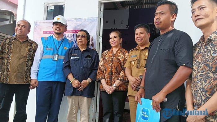 Senyum Warga Dungun Perapakan Sambas Terima Pasang Baru Listrik ...