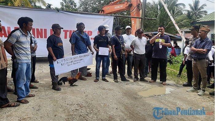 Kesal, Warga Kecamatan Dedai Portal Jalan Kenukut-Dedai, Desak Pemkab Sintang Lakukan Perbaikan ...