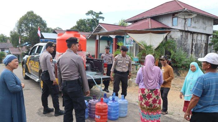 Polri Presisi, Polres Melawi Berikan Air Bersih Kepada Warga di Desa Tanjung Tengang ...