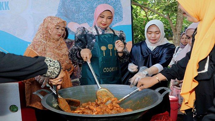 Masak Udang Segar Jeruju Besar dan Menu Khas Bakso Batok Kelapa, Windy ...
