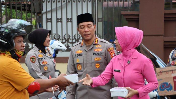 Kapolresta Pontianak Bersama Bhayangkari Bagi Takjil Kepada Masyarakat di Jalan Johan Idrus ...