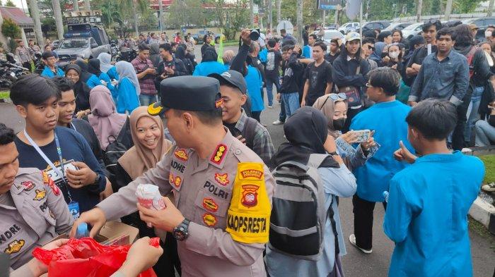 Aksi Humanis Kapolresta Pontianak Bagikan Nasi dan Minuman Kepada Peserta Unjuk Rasa ...