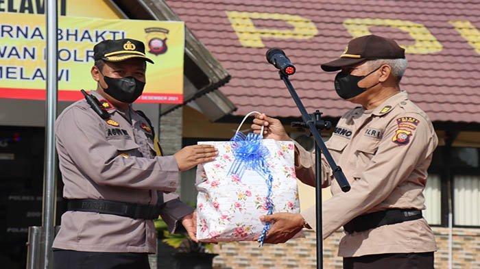 Berikan Penghargaan Kepada Purna Bhakti Purnawirawan, Polres Melawi Gelar Upacara Pelepasan ...