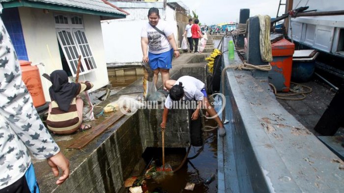Foto-foto Aksi Pungut Sampah di Sungai Kapuas dan Pasar Parit Besar - Tribunpontianak.co.id