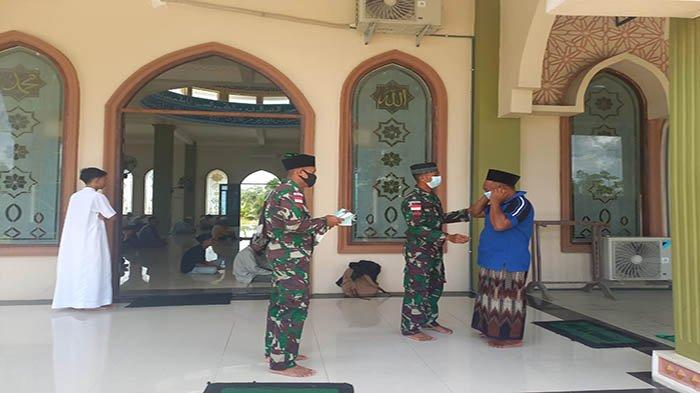 Wujudkan Prokes di Tempat Ibadah, Satgas Pamtas Yonif Mekanis 643/Wns Bagikan Masker di Masjid ...