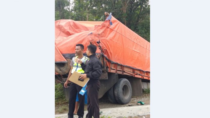 BREAKING NEWS: Bus Vs Truk, Kernet Bus Meninggal Dunia - Tribunpontianak.co.id