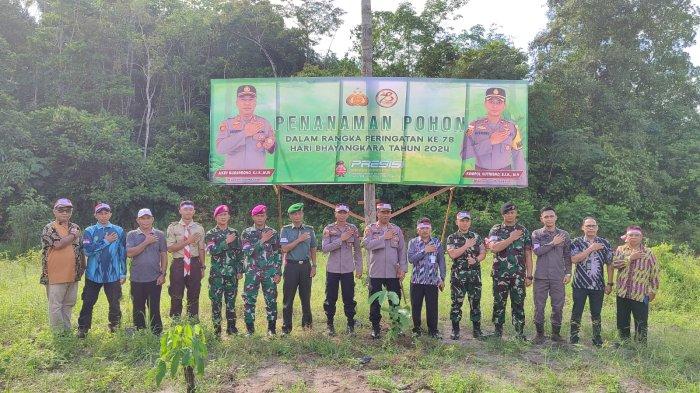 Hari Bhayangkara ke-78, Polres Mempawah Libatkan Berbagai Elemen Tanam Pohon di Bukit Doa ...