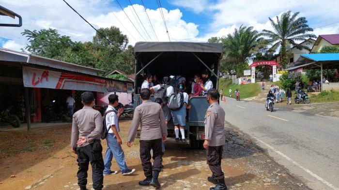 Samapta Polres Landak Laksanakan Antar Jemput Anak Pergi dan Pulang Sekolah - Tribunpontianak.co.id
